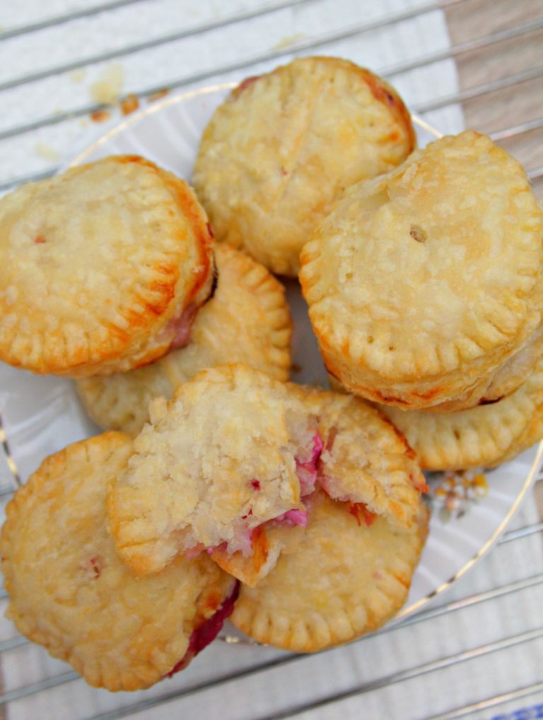 Mini Raspberry Pies Desserts To Make In Just A Few Minutes