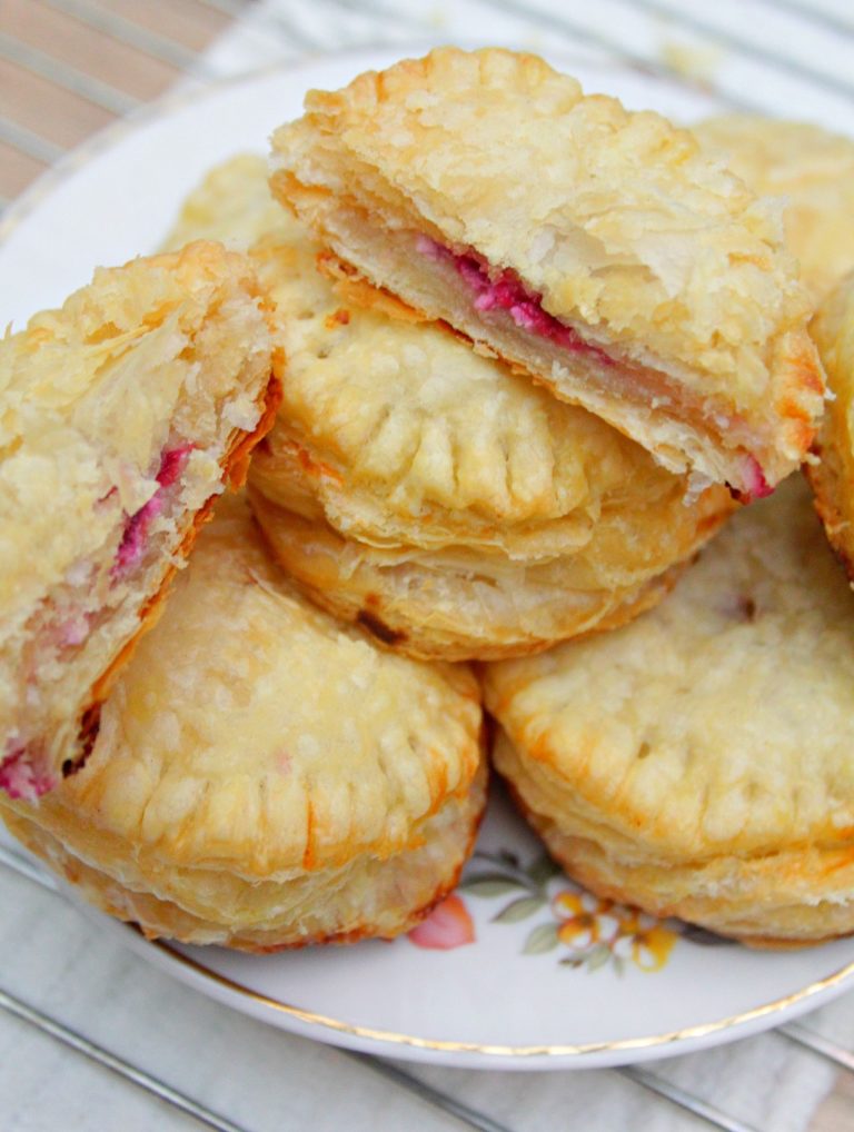 Mini Raspberry Pies Desserts To Make In Just A Few Minutes
