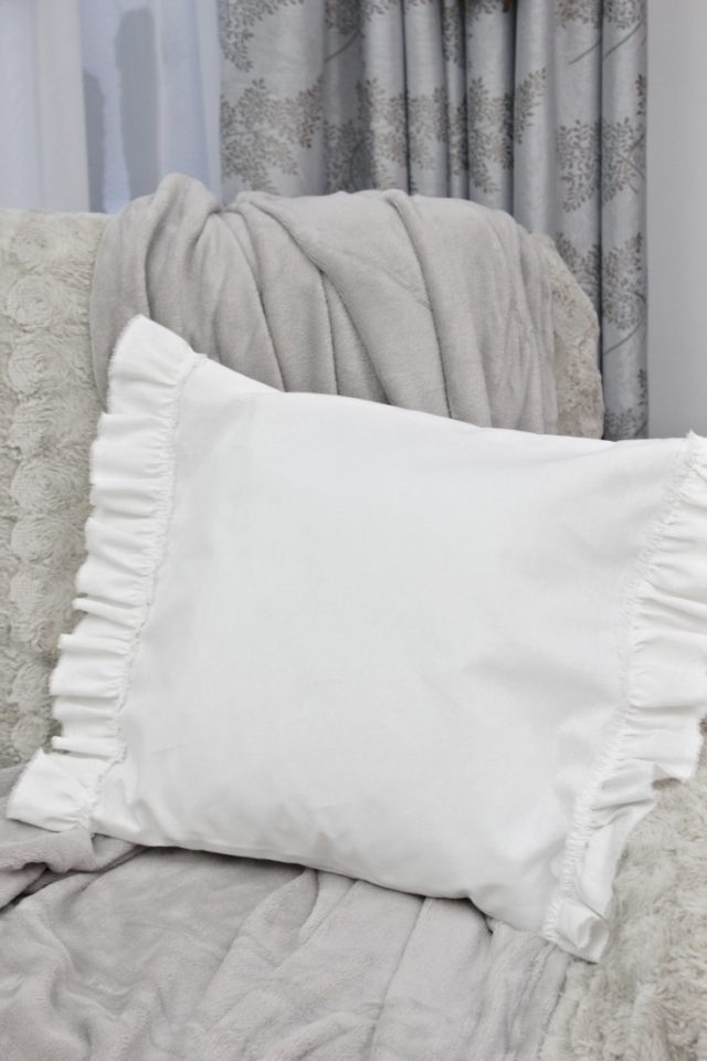 Crazy Easy Ruffled Pillow Case Tutorial - Easy Peasy Creative Ideas