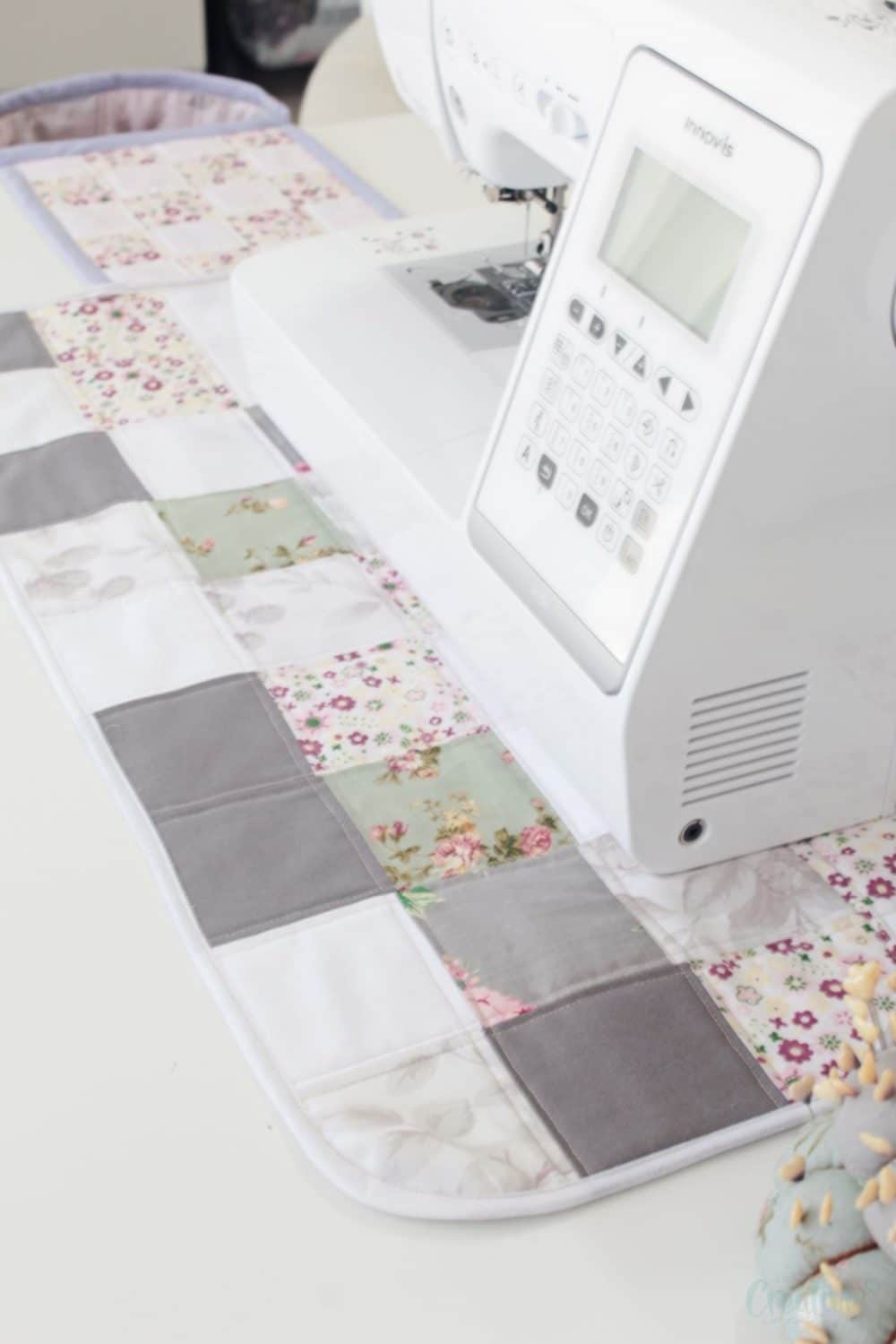 Quilted Sewing Mat With Thread Catcher - Easy Peasy Creative Ideas