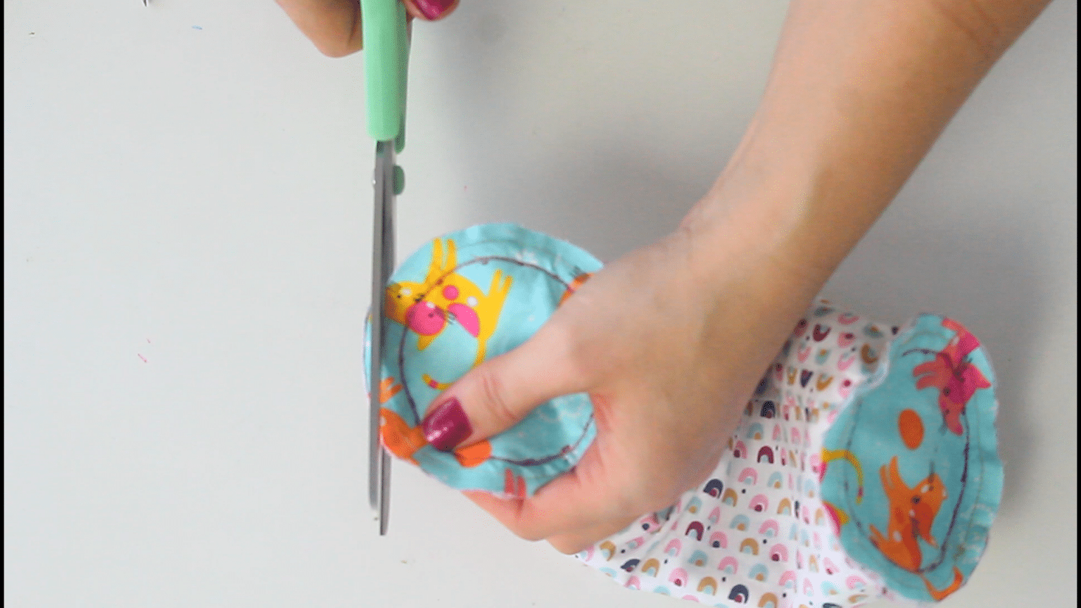 Easy Adorable Round Pencil Case Pattern - Easy Peasy Creative Ideas