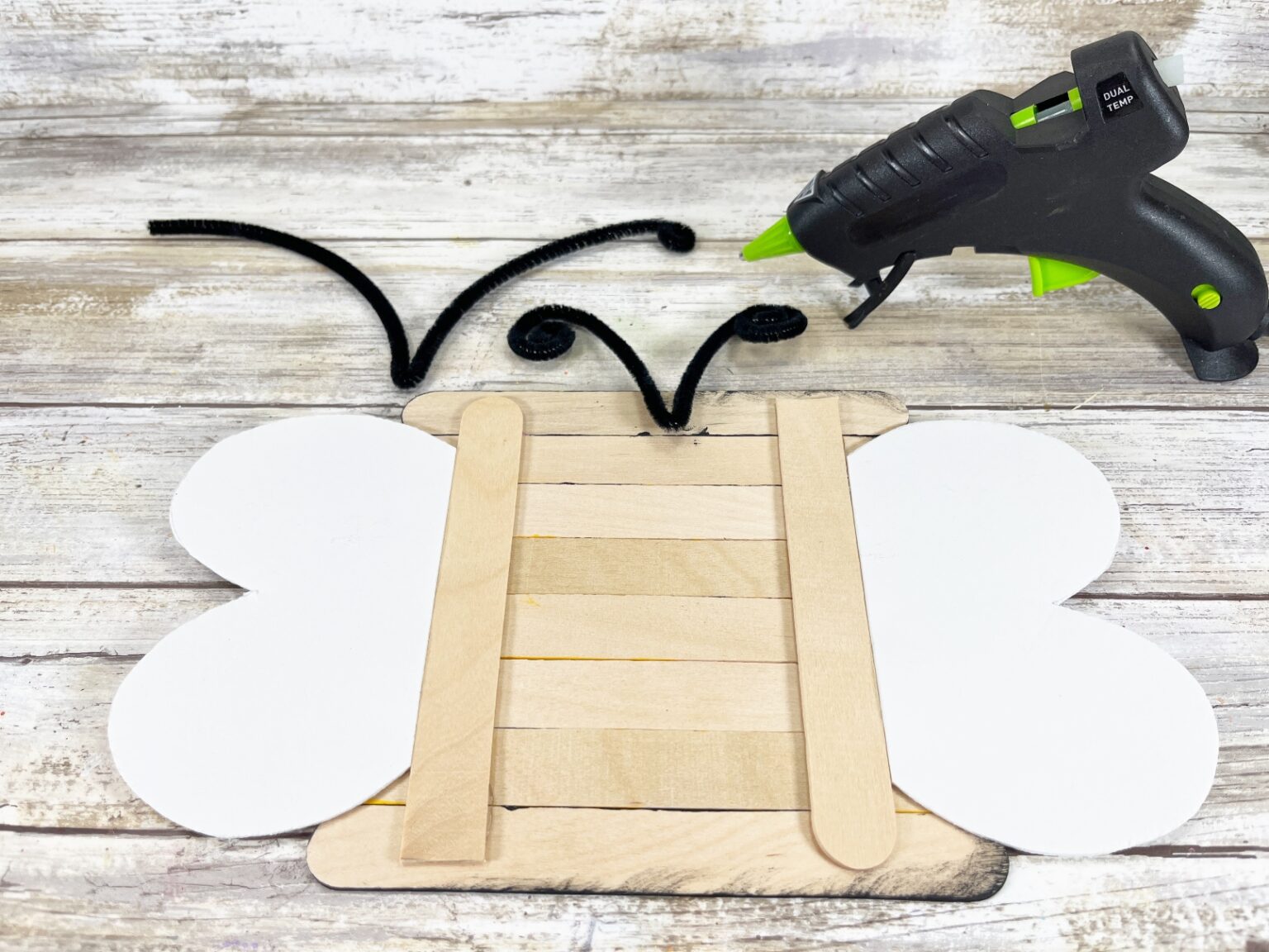 So Cute Bee Craft with Craft Sticks - Easy Peasy Creative Ideas