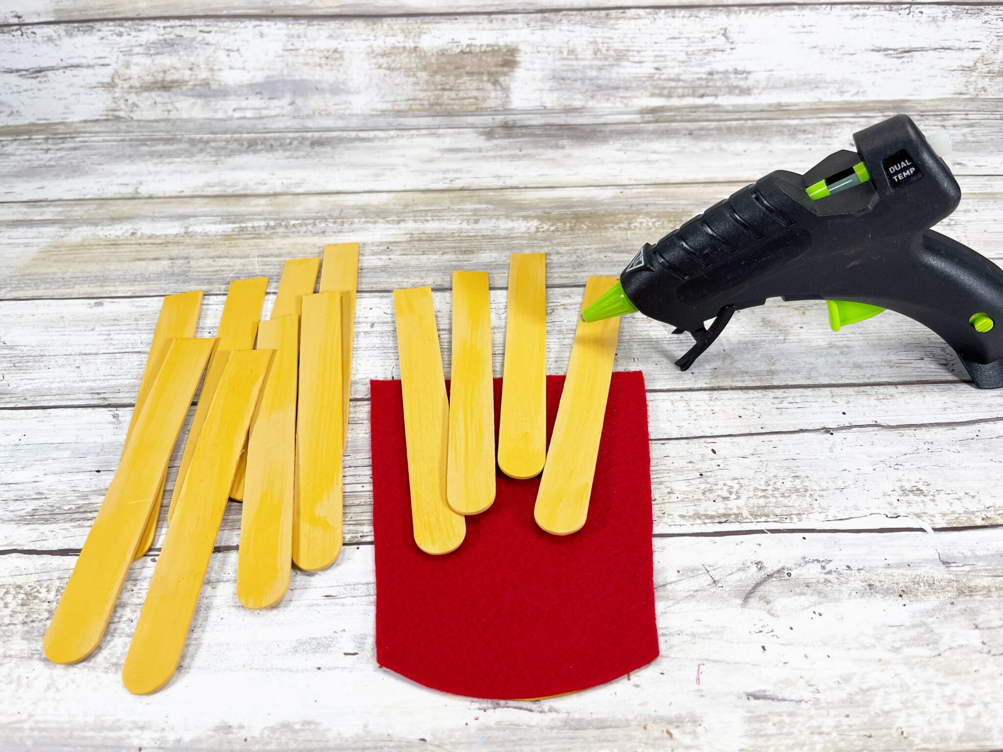 French fries craft with craft sticks - Easy Peasy Creative Ideas
