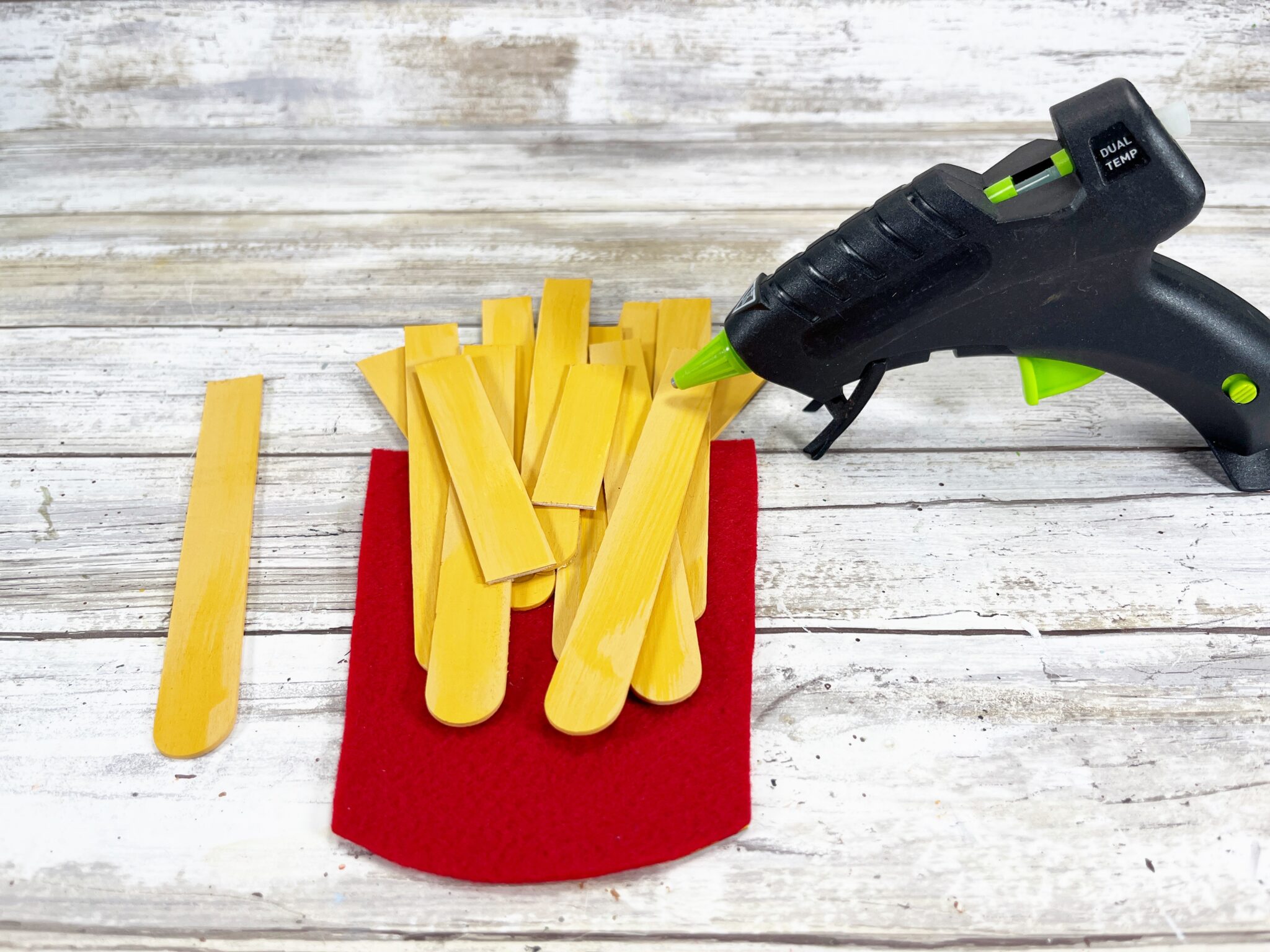 French fries craft with craft sticks - Easy Peasy Creative Ideas
