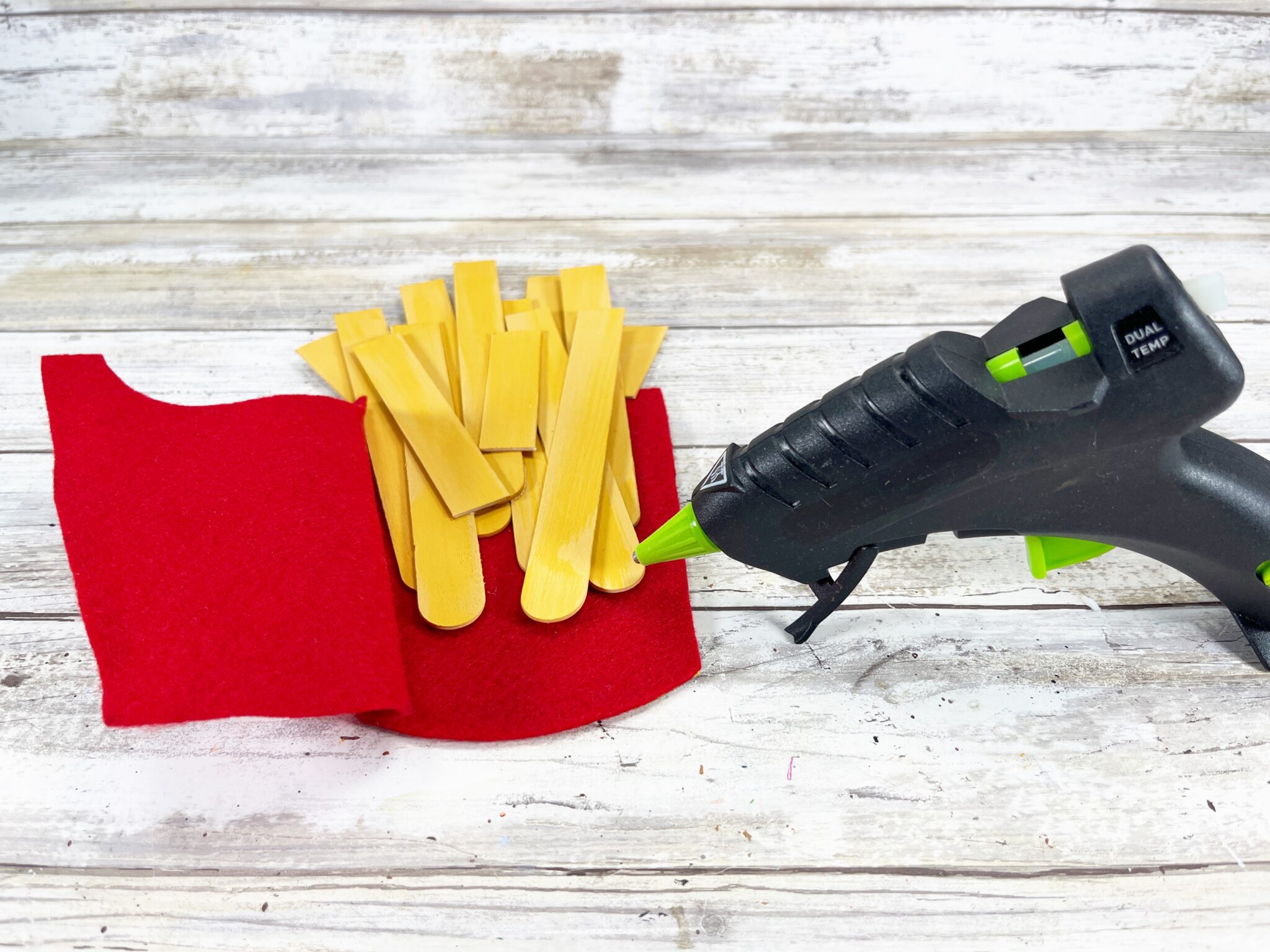 French fries craft with craft sticks - Easy Peasy Creative Ideas
