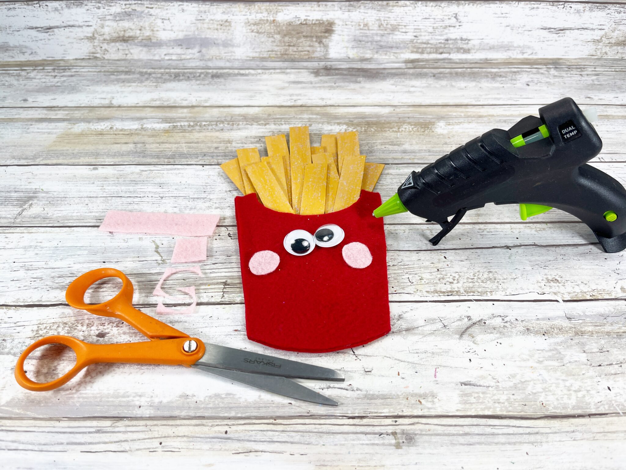 French fries craft with craft sticks - Easy Peasy Creative Ideas